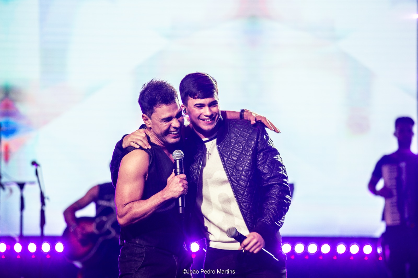 Hugo Alvarez canta com Zezé di Camargo no Vibra São Paulo | Nine